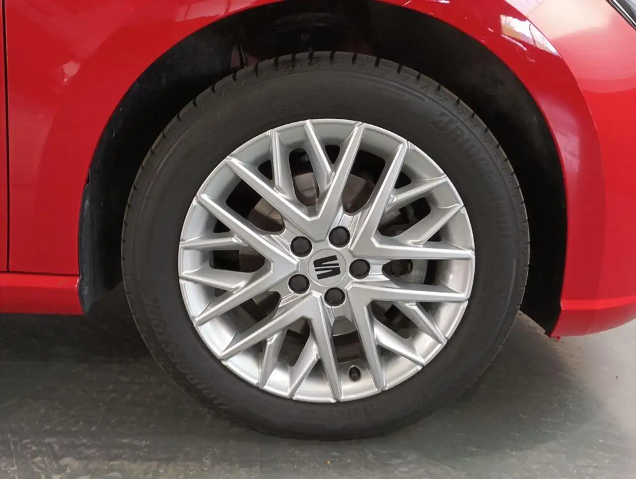 Renting SEAT Ibiza 1.0 TSI S&S Special Edition 115 Rojo | Drenting