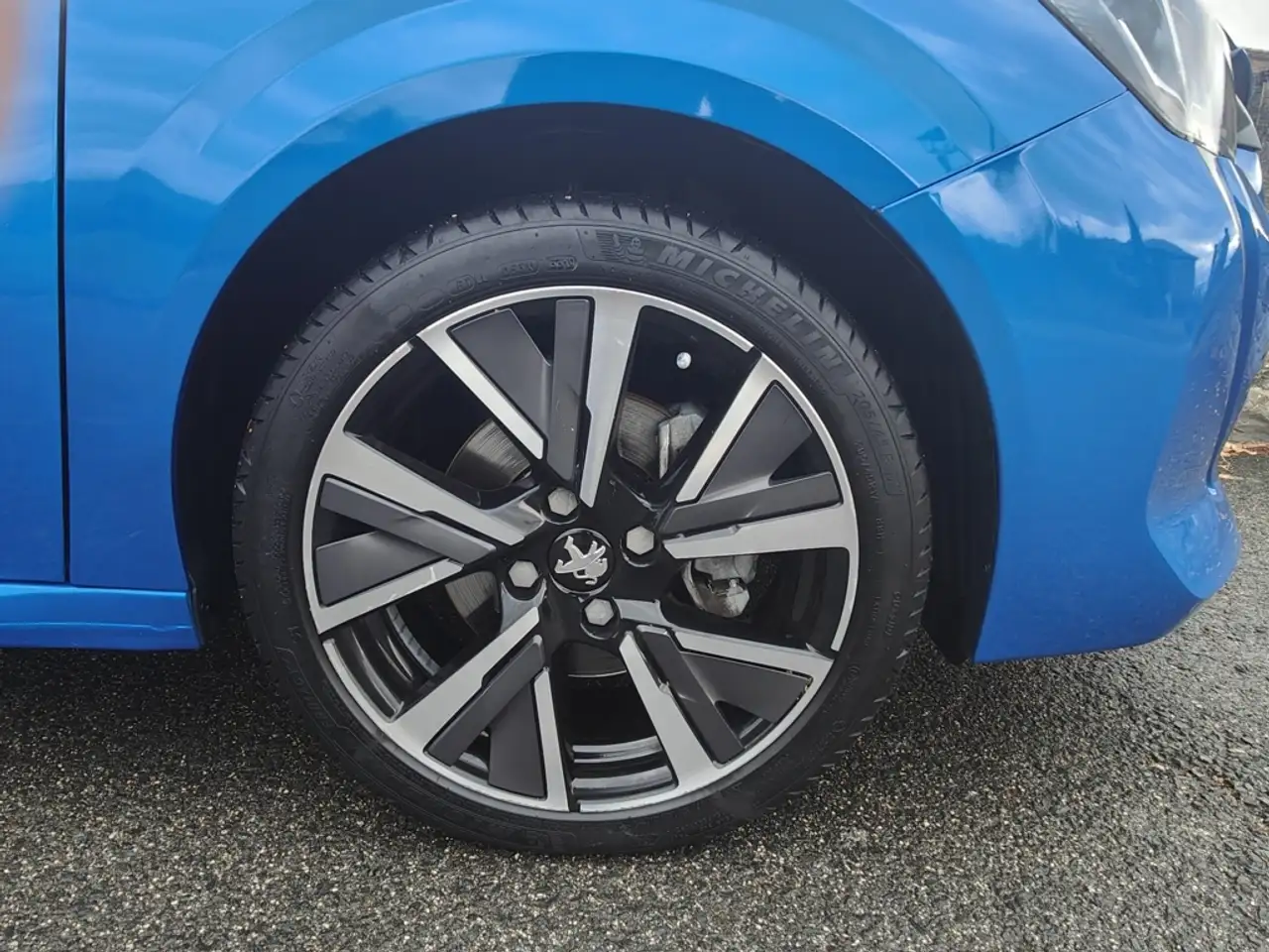 Renting Peugeot 208 1.2 Puretech S&S Allure 100 Azul | Drenting