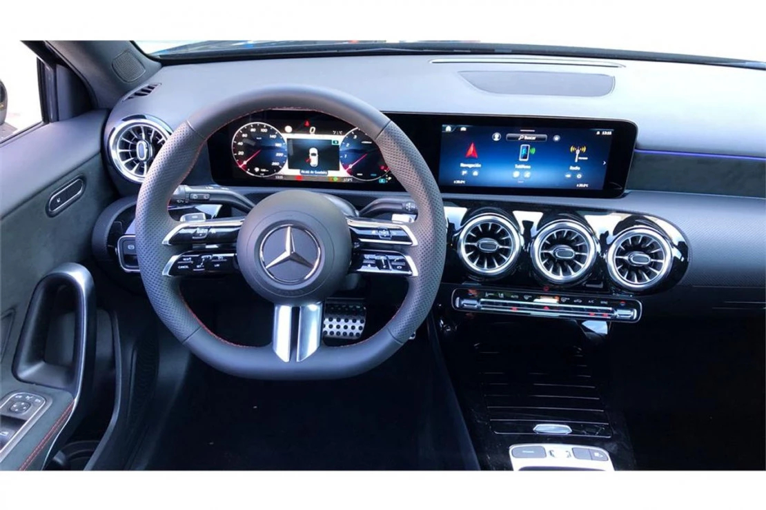 Renting Mercedes-Benz Clase A A 250 e 5 | Drenting