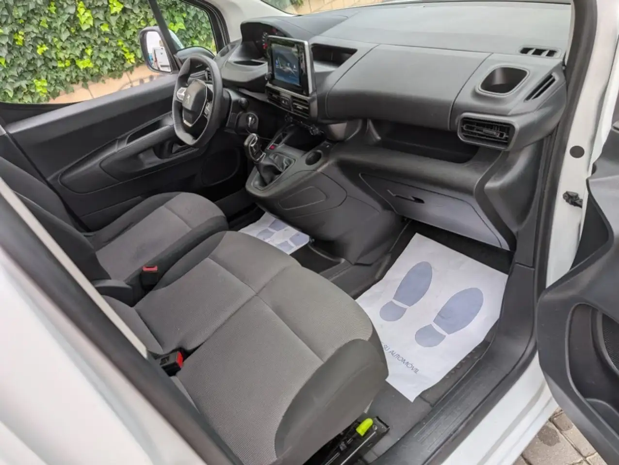 Renting Peugeot Partner 1.6BlueHDI S&S Premium Standard 600kg 100 ...